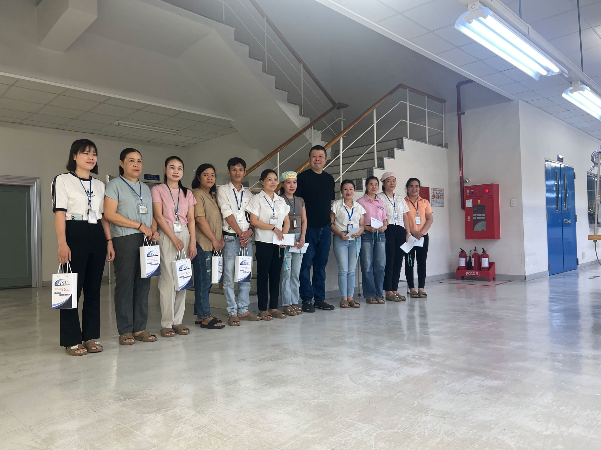 MSV社長より勤続10年社員への感謝の記念品と贈り物を贈呈 - MSV HUE